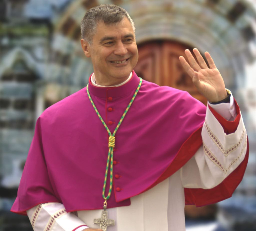 Disponibili le fotografie ufficiali di mons. Roberto Repole - Diocesi ...