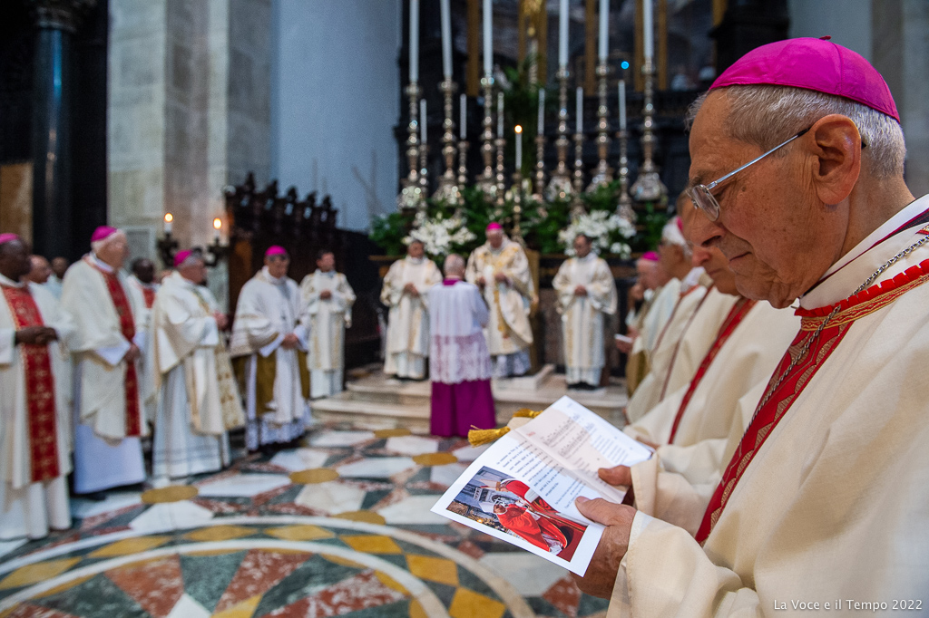 Rito di imposizione del pallio a mons. Repole per le mani del Nunzio ...