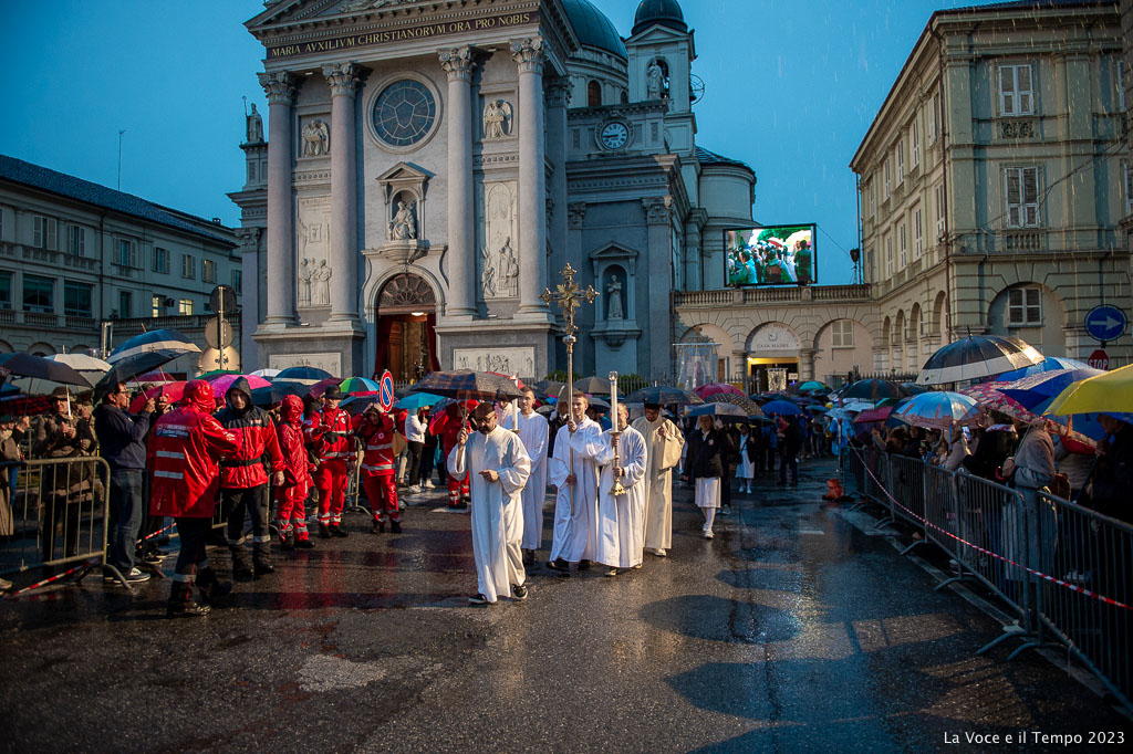Mons. Repole guida la processione per la festa di Maria Ausiliatrice ...