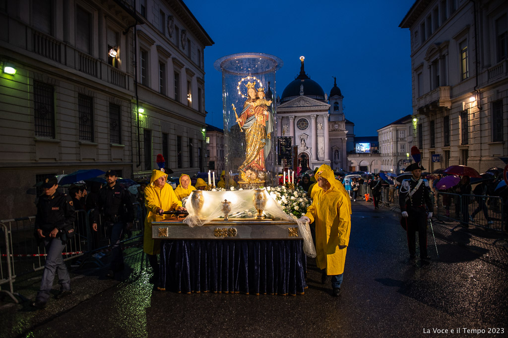Mons. Repole guida la processione per la festa di Maria Ausiliatrice ...