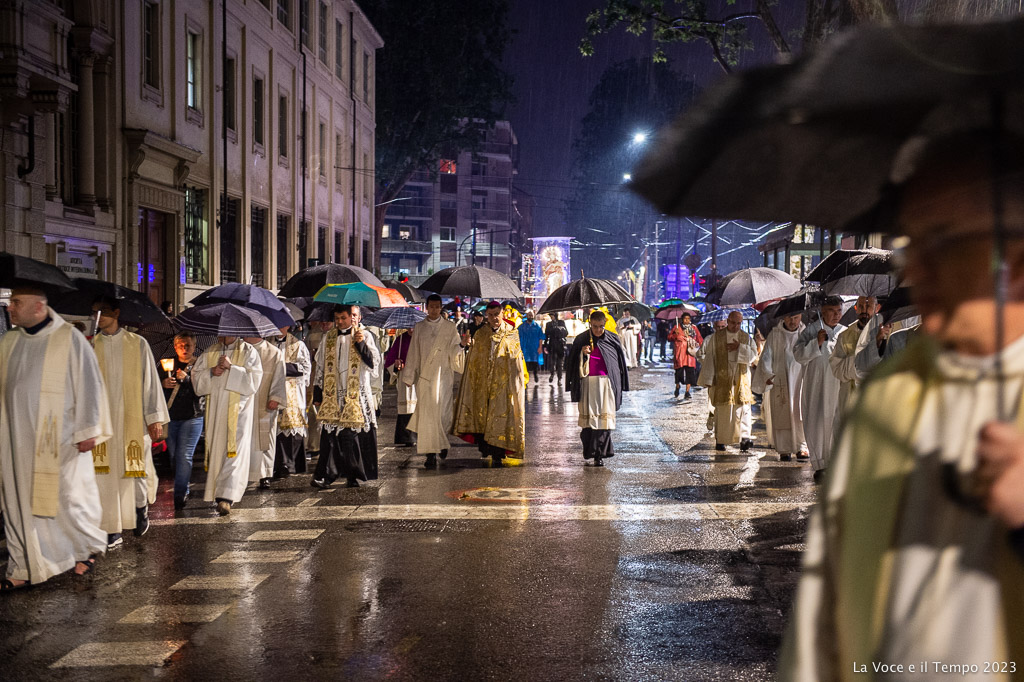 Mons. Repole guida la processione per la festa di Maria Ausiliatrice ...