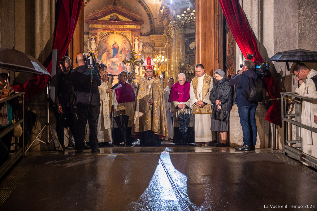 Mons. Repole guida la processione per la festa di Maria Ausiliatrice ...