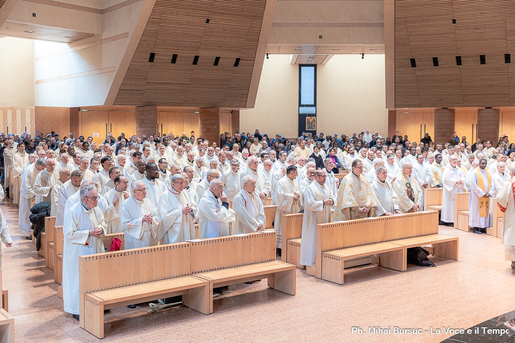 Santa Messa crismale presieduta da mons. Repole e celebrazione dei giubilei del clero - Santo ...
