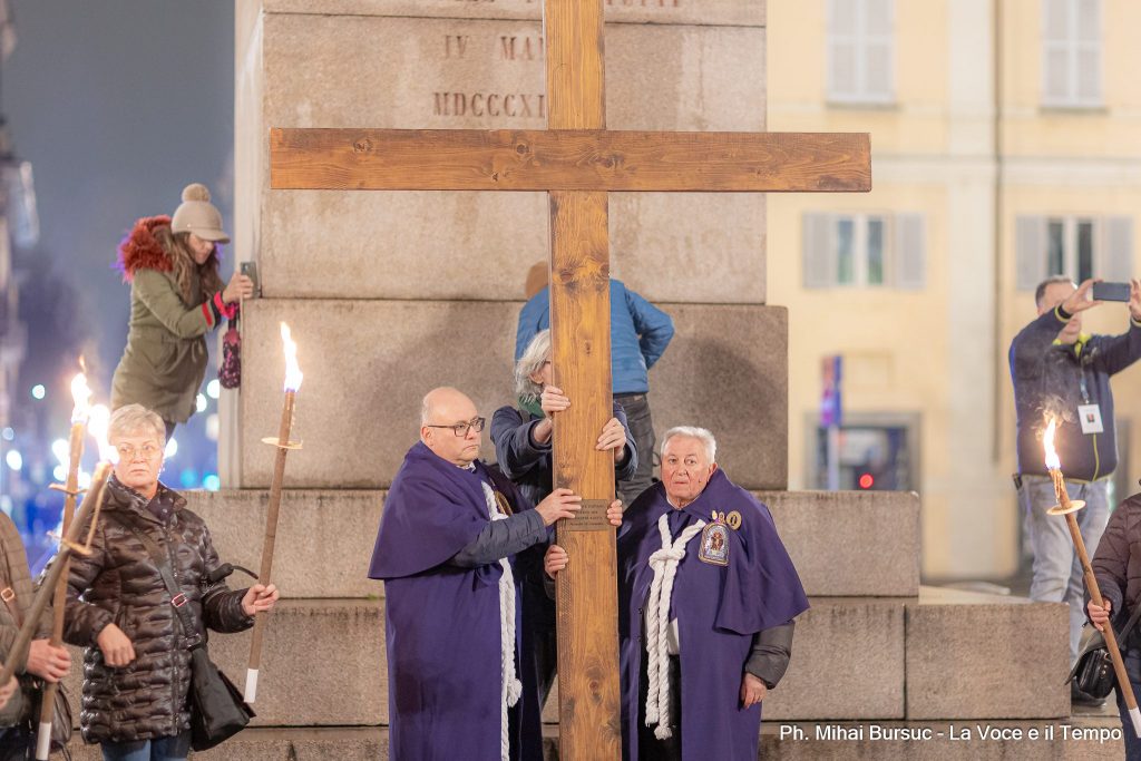 Via Crucis del Venerdì Santo per le vie di Torino guidata da mons ...